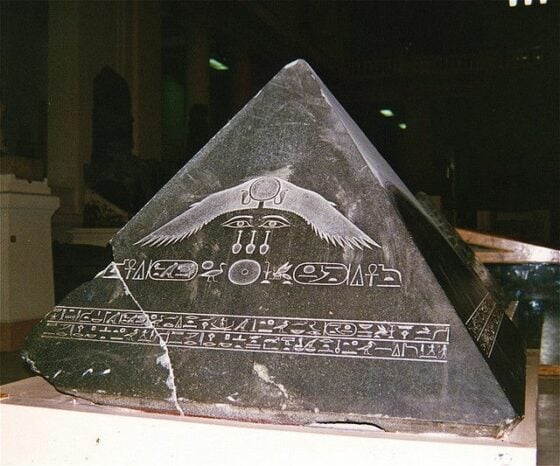 La pierre angulaire d'une ancienne pyramide égyptienne découverte en ...